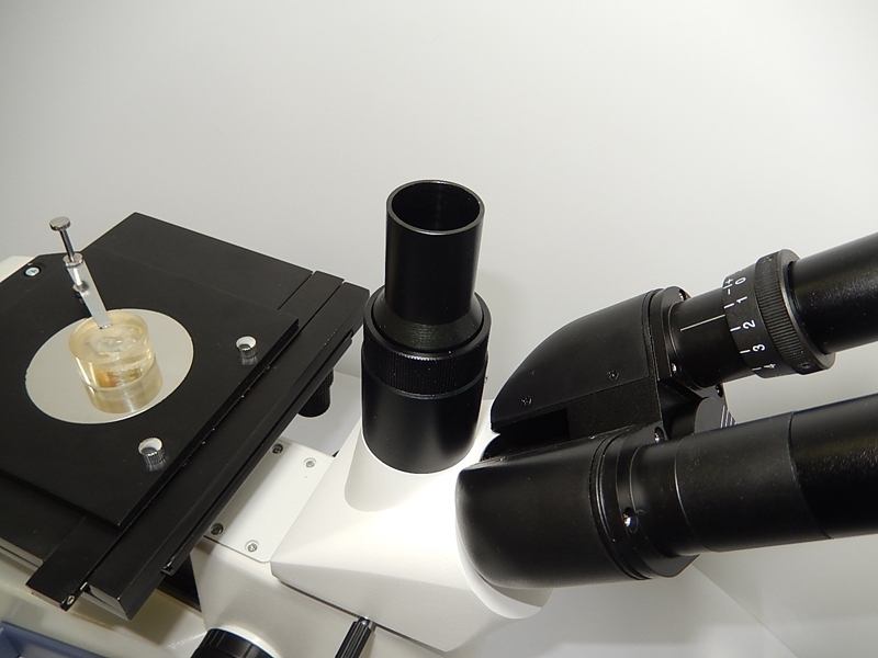 Microscópio metalográfico trinocular MC100B - ampliação de até 1000X