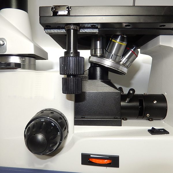 Microscópio metalográfico trinocular MC100B - ampliação de até 1000X